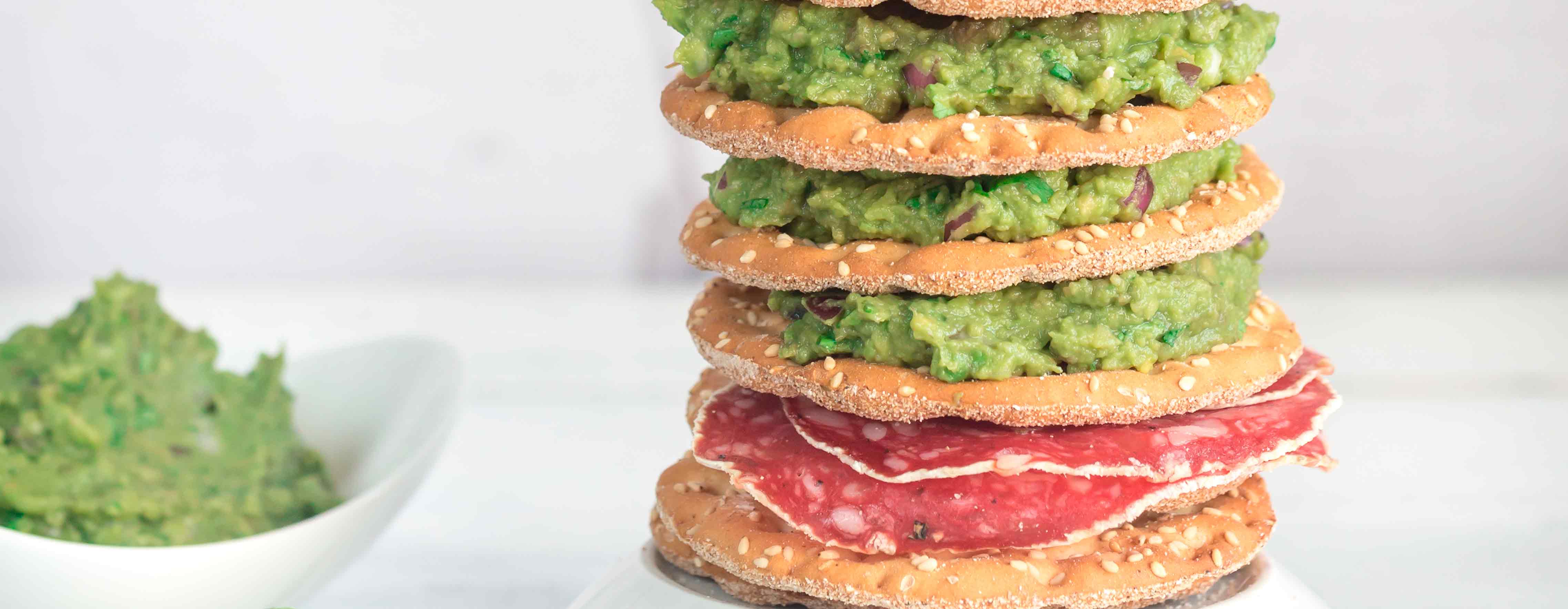 Pan de Pita con Guacamole y Salami - Avomix